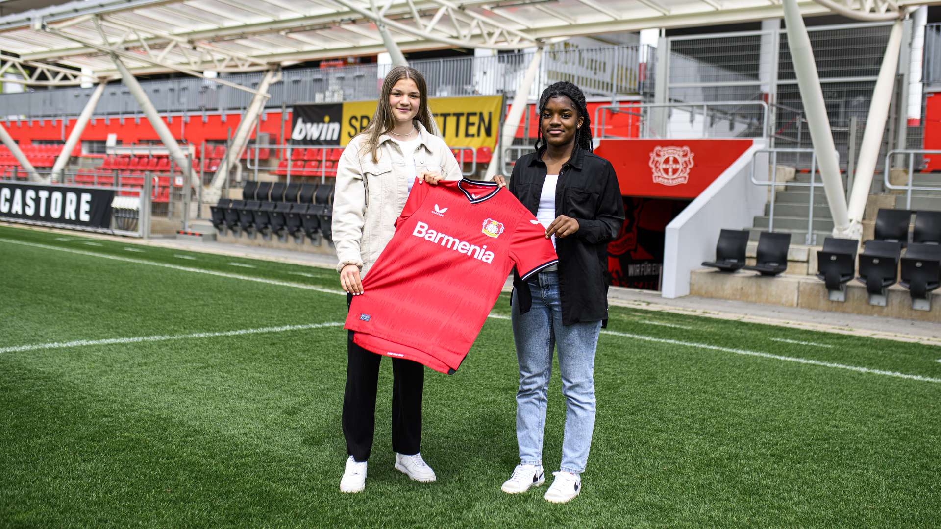 Frauen: Sofia Cava Marin und Delice Boboy erhalten Profiverträge ...