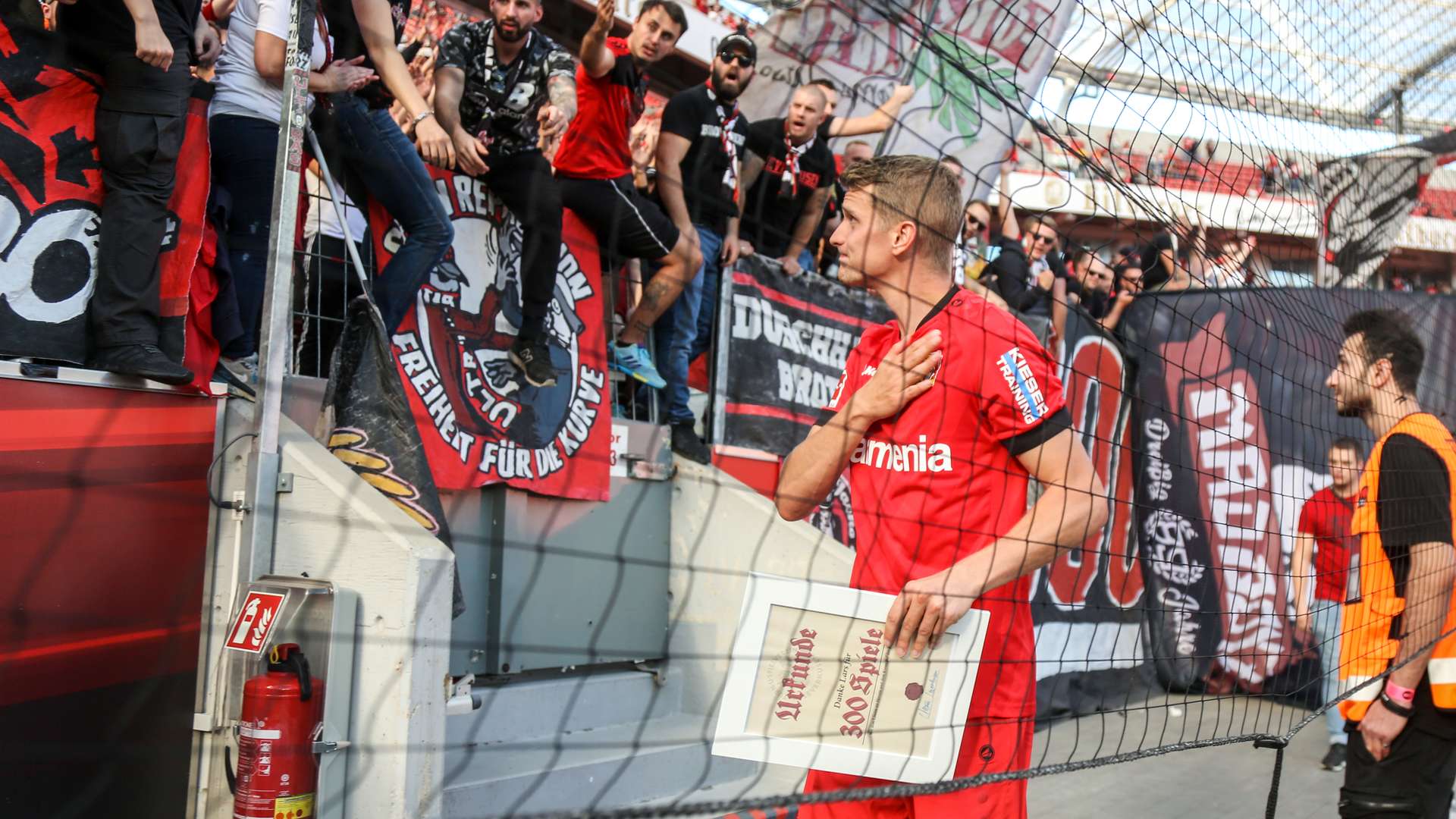 Lars Bender wird zum Ehrenspielführer ernannt | Bayer04.de